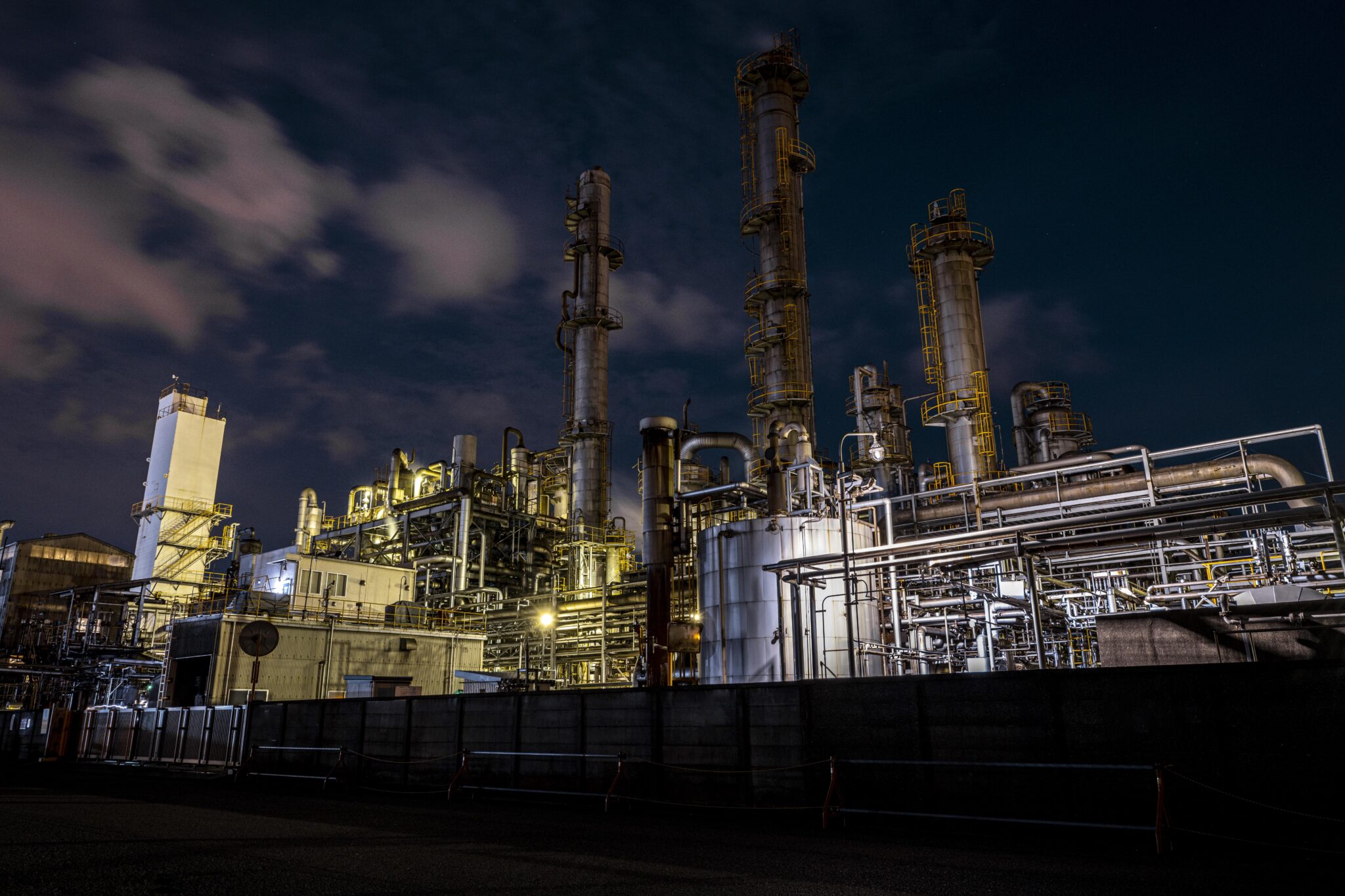 Oil Refining in UAE: Key Refineries, Process & Industry Outlook 2025